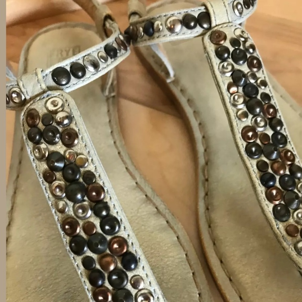 Frye Kayla T Strap Sandal - Gem